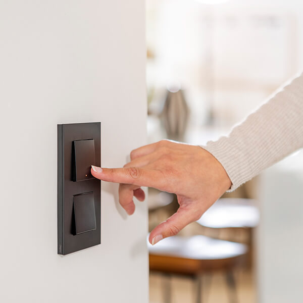 Push buttons with integrated comfort sensors